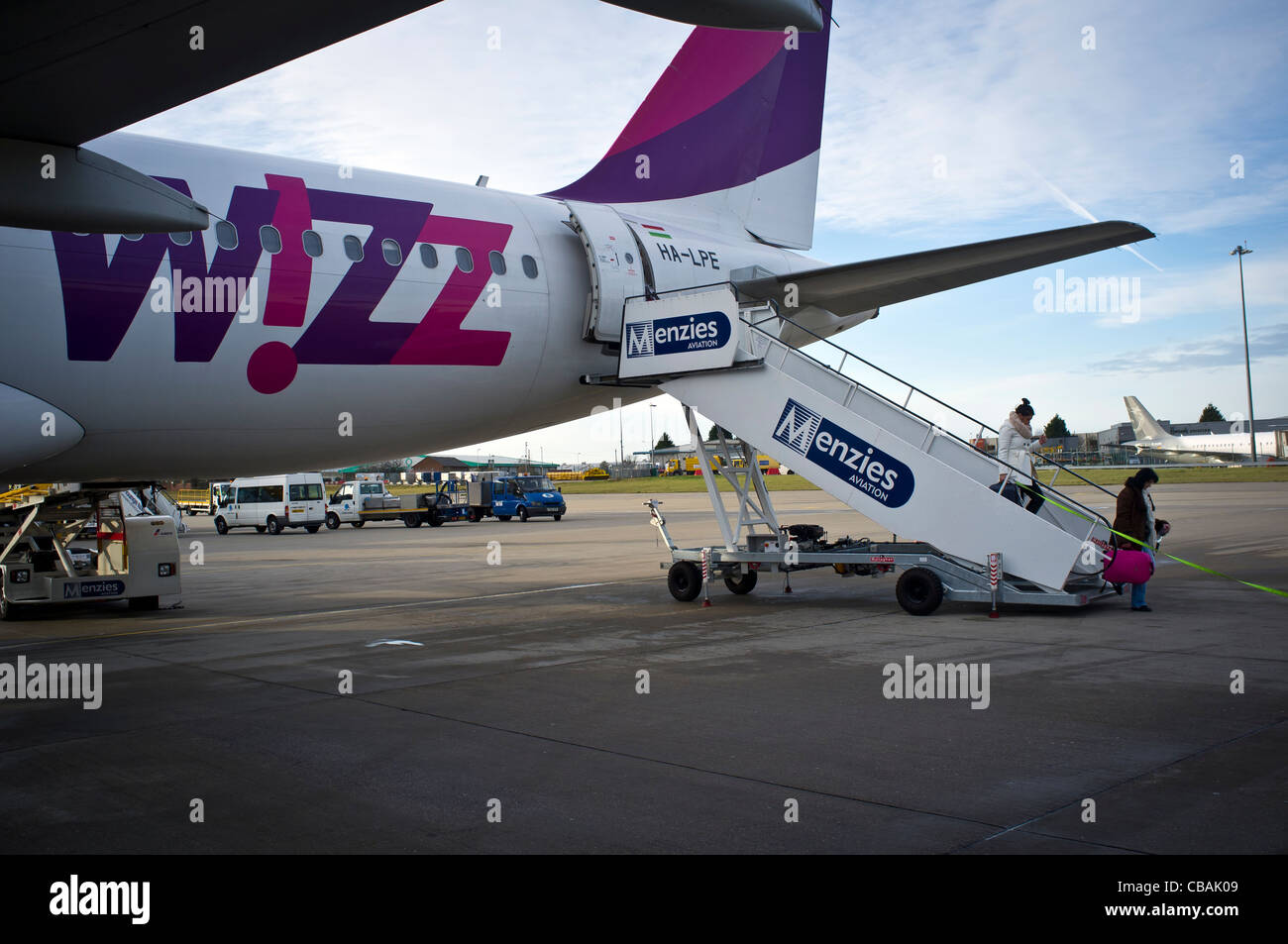 Passengers disembark an airplane hi-res stock photography and images ...