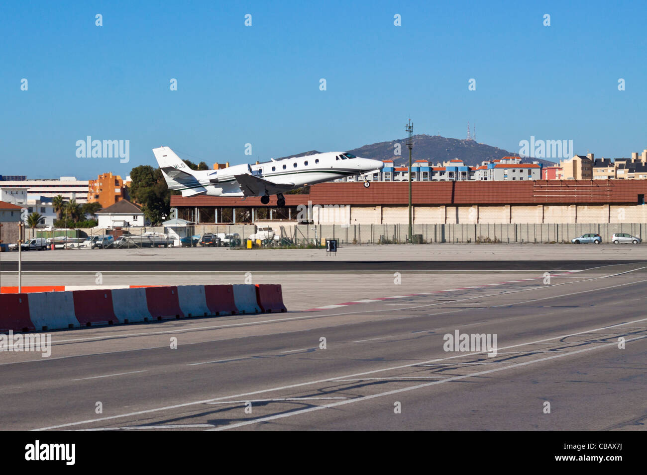 Airplanes taking off airport hi-res stock photography and images - Alamy