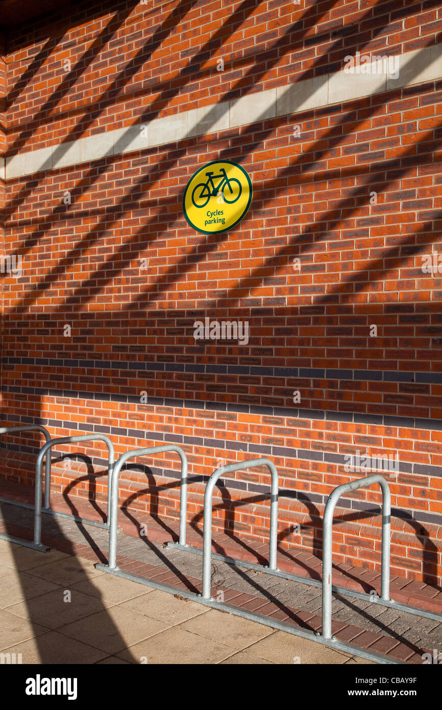 Cycle parking sign hi-res stock photography and images - Alamy