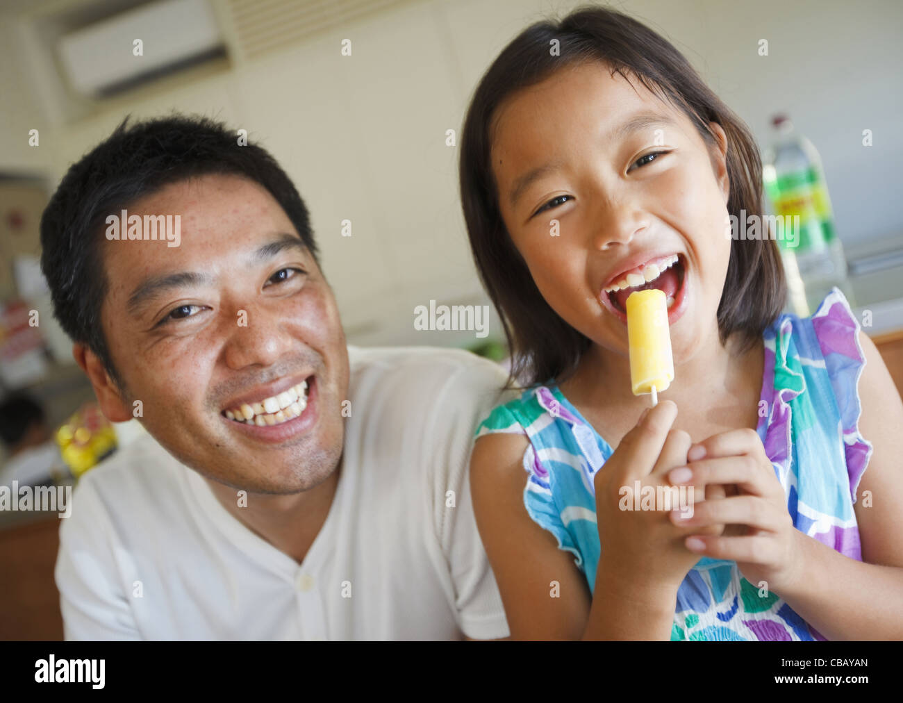 Child eating ice pop hi-res stock photography and images - Alamy