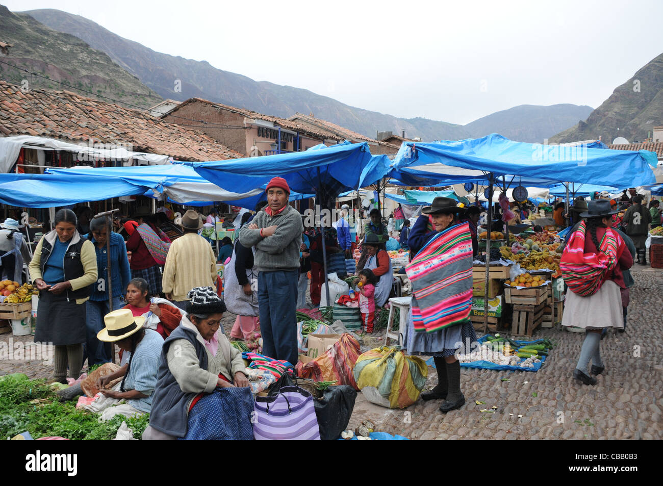 PISAQ MARKET, SACRED VALLEY, CUSCO ON MARKET DAY Stock Photo - Alamy