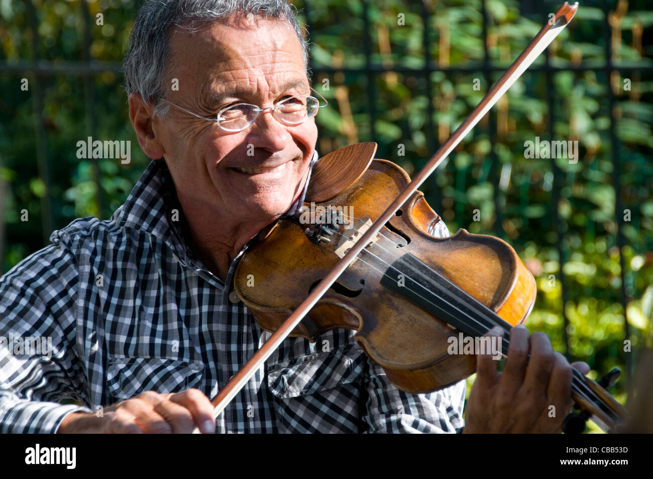 man playing violin Stock Photo - Alamy
