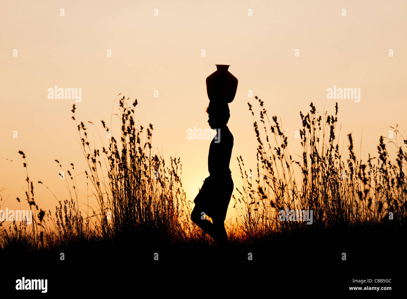 Carrying Water Pot Stock Photos & Carrying Water Pot Stock Images - Alamy