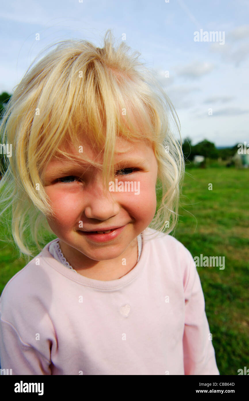 6 year old girl smiling at camera hi-res stock photography and images ...