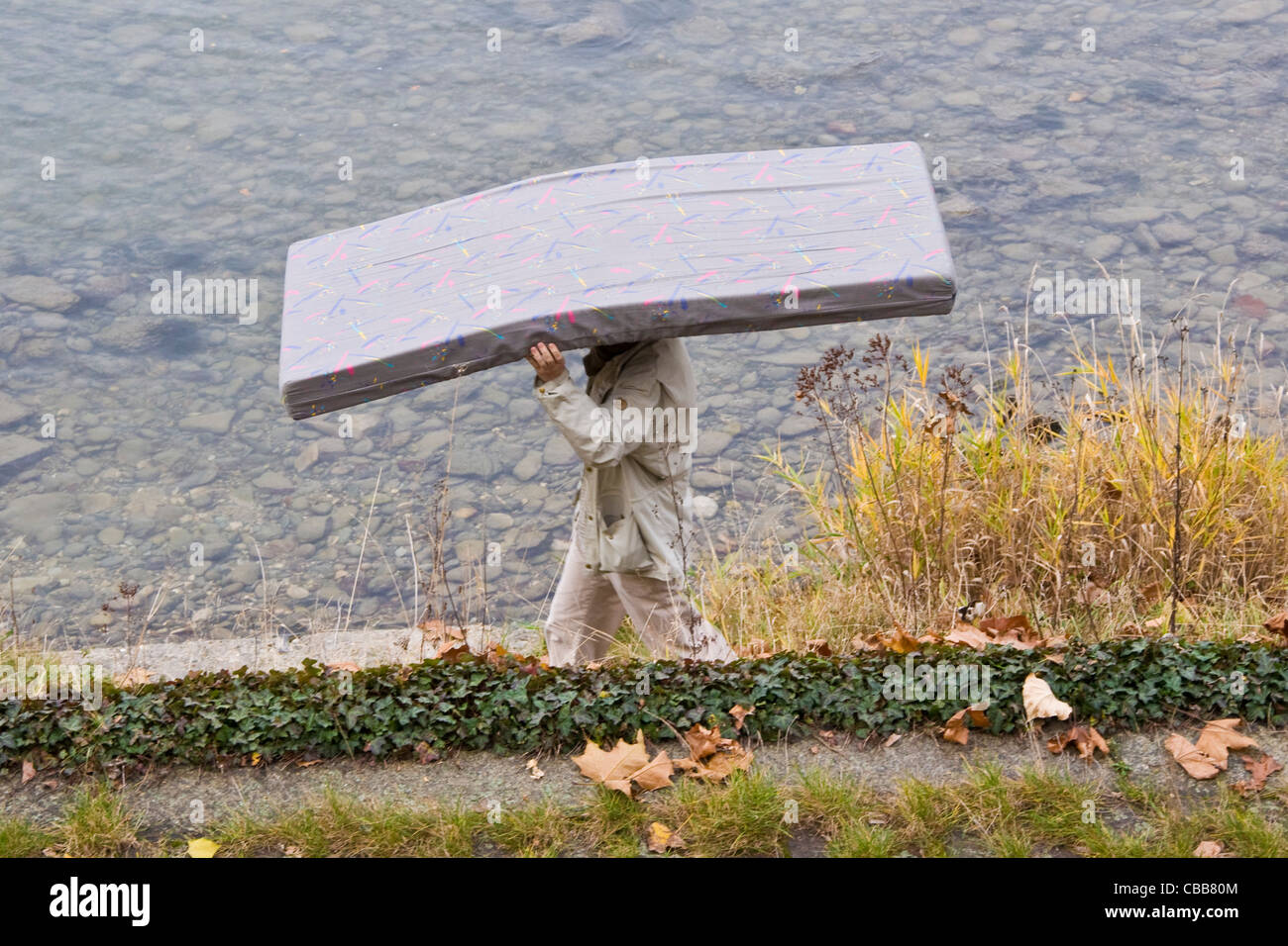 Man carrying mattress hi-res stock photography and images - Alamy