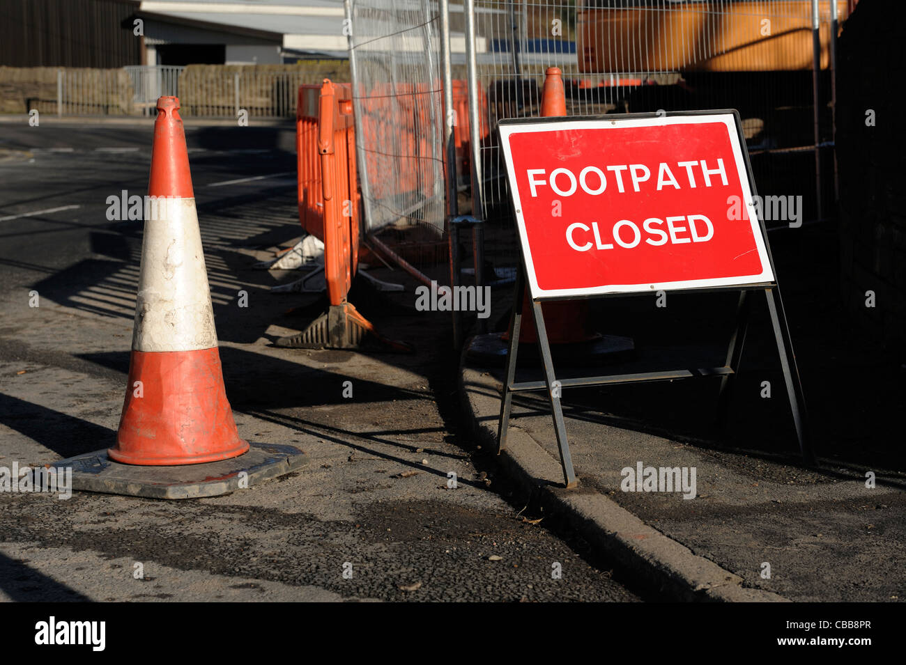 Footpath closed sign Stock Photo - Alamy Footpath closed sign Stock Photo - Alamy