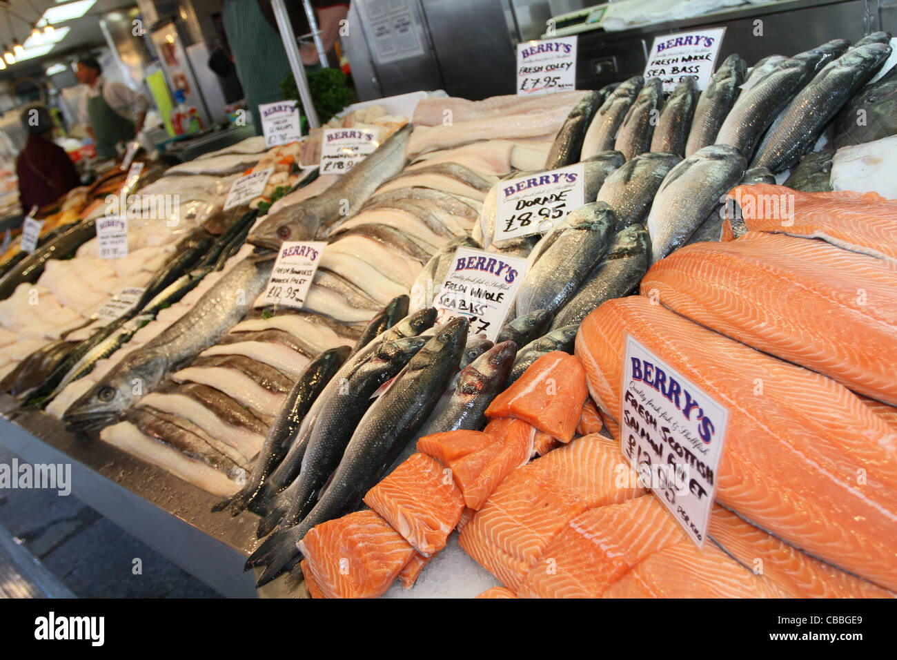 A wide variety of fresh fish on a traditional fishmonger's market stall ...