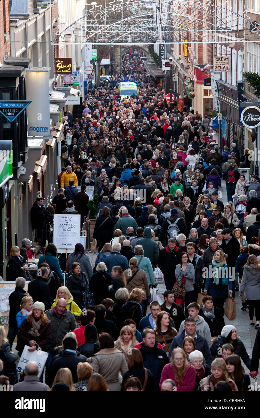 Crowds of shoppers hi-res stock photography and images - Alamy