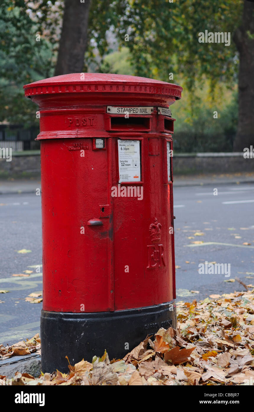 London: Traditional British Post Box Stock Photo - Alamy