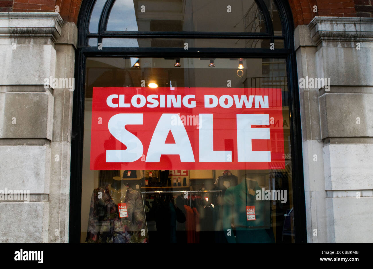 Red closing down sign hi-res stock photography and images - Alamy