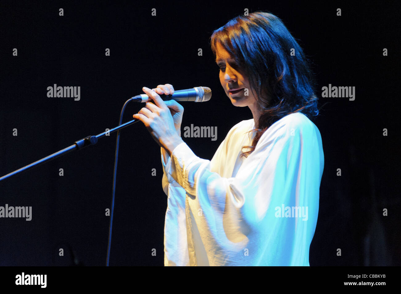 Lou Rhodes of Lamb performs in Rome Stock Photo - Alamy