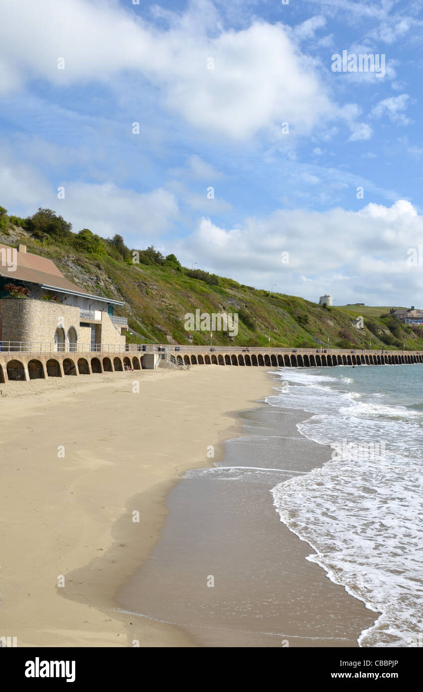 The beach known as "Sunny Sands" at Folkestone, Kent, UK Stock Photo ...