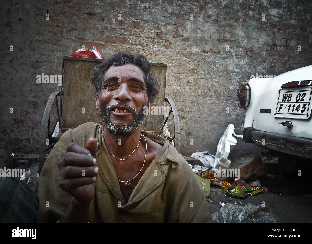Street kolkata homeless calcutta poverty hi-res stock photography and ...