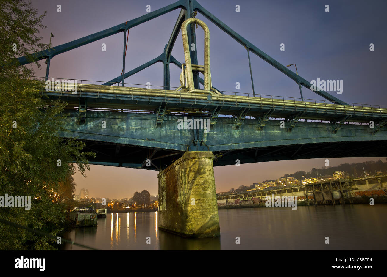 Seguin Island bank of the Seine, the deck of the Ile Seguin Stock Photo ...