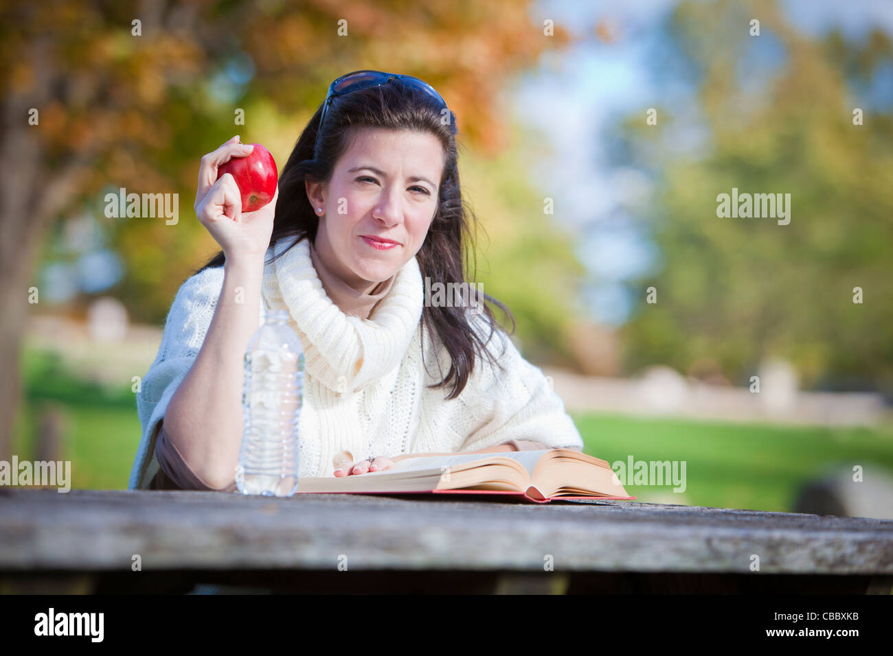Woman wearing sunglasses eating hi-res stock photography and images - Alamy