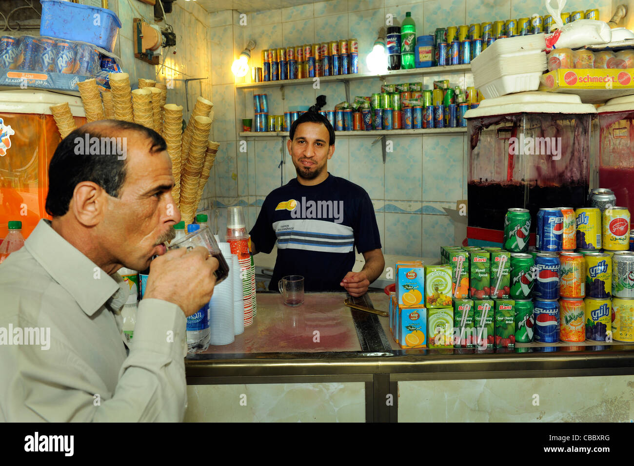 Iraq kerbala soft drink seller hi-res stock photography and images - Alamy