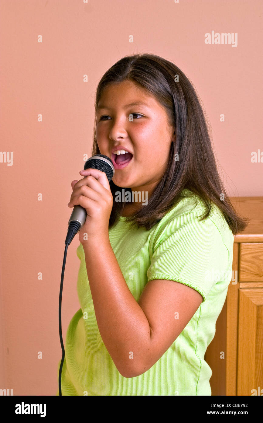 Korean singing us hi-res stock photography and images - Alamy