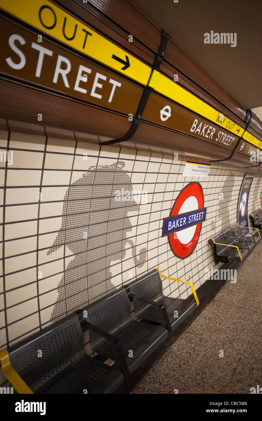 England, London, Baker Street Underground Subway Station Platform Stock ...