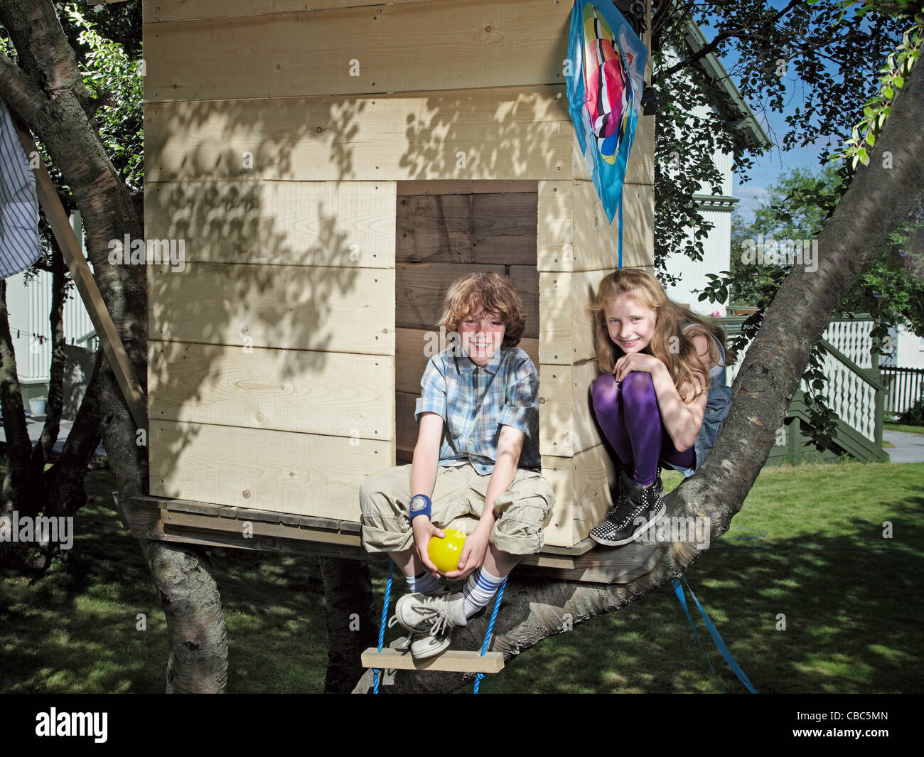 Children playing in treehouse Stock Photo - Alamy