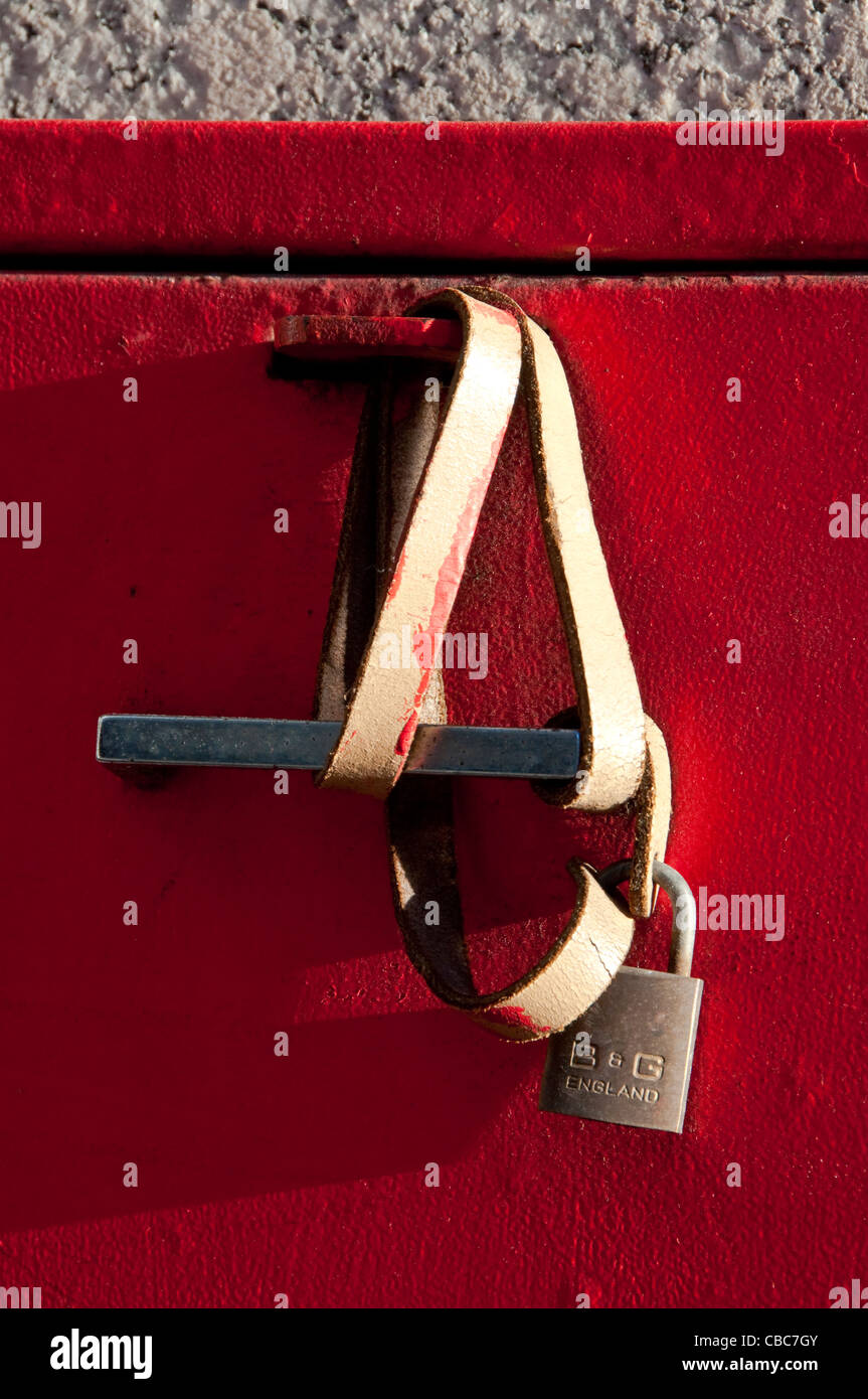 Red door lock locked hi-res stock photography and images - Alamy