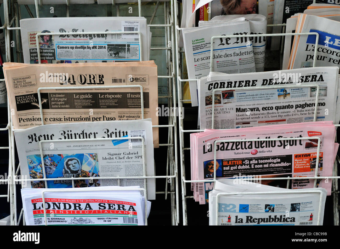 International Newspapers, Old Compton Street, Soho, London, England, UK ...