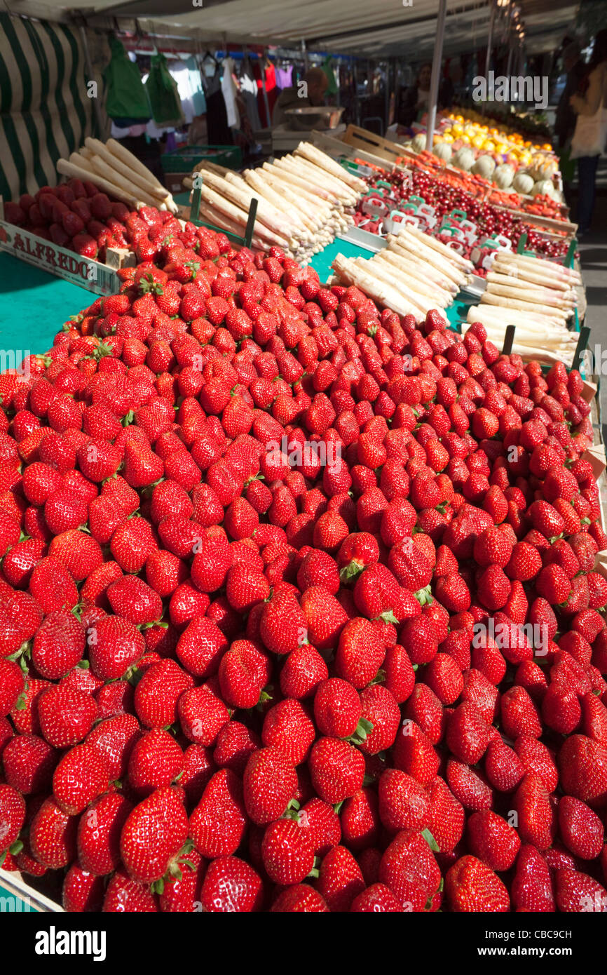 France, Paris, Street Market Selling Fresh Fruit Stock Photo - Alamy