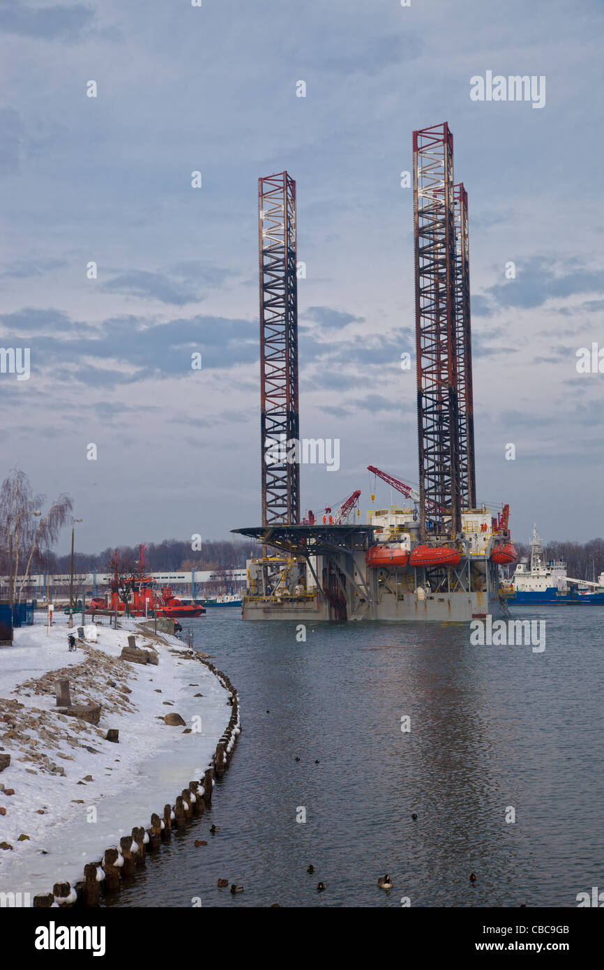 The introduction of Oil Rig to a shipyard for repairs Stock Photo - Alamy