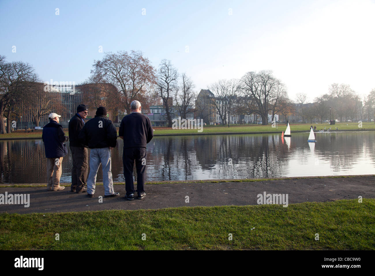 Boats in ponds hi-res stock photography and images - Alamy