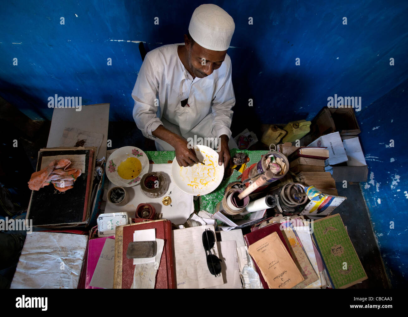 Witch doctor kenya hi-res stock photography and images - Alamy