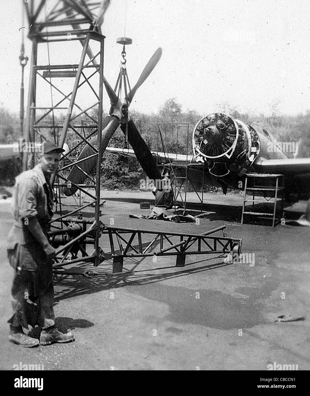 A USAAF mechanic works on a P47 engine during WW11 Stock Photo - Alamy