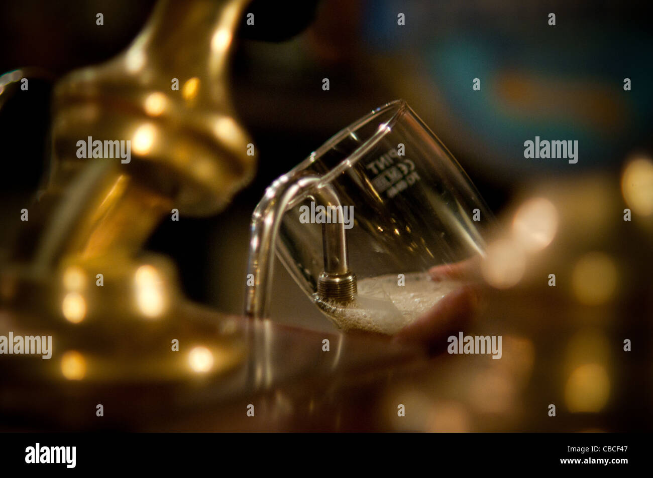 Pouring a pint at a pub Stock Photo - Alamy