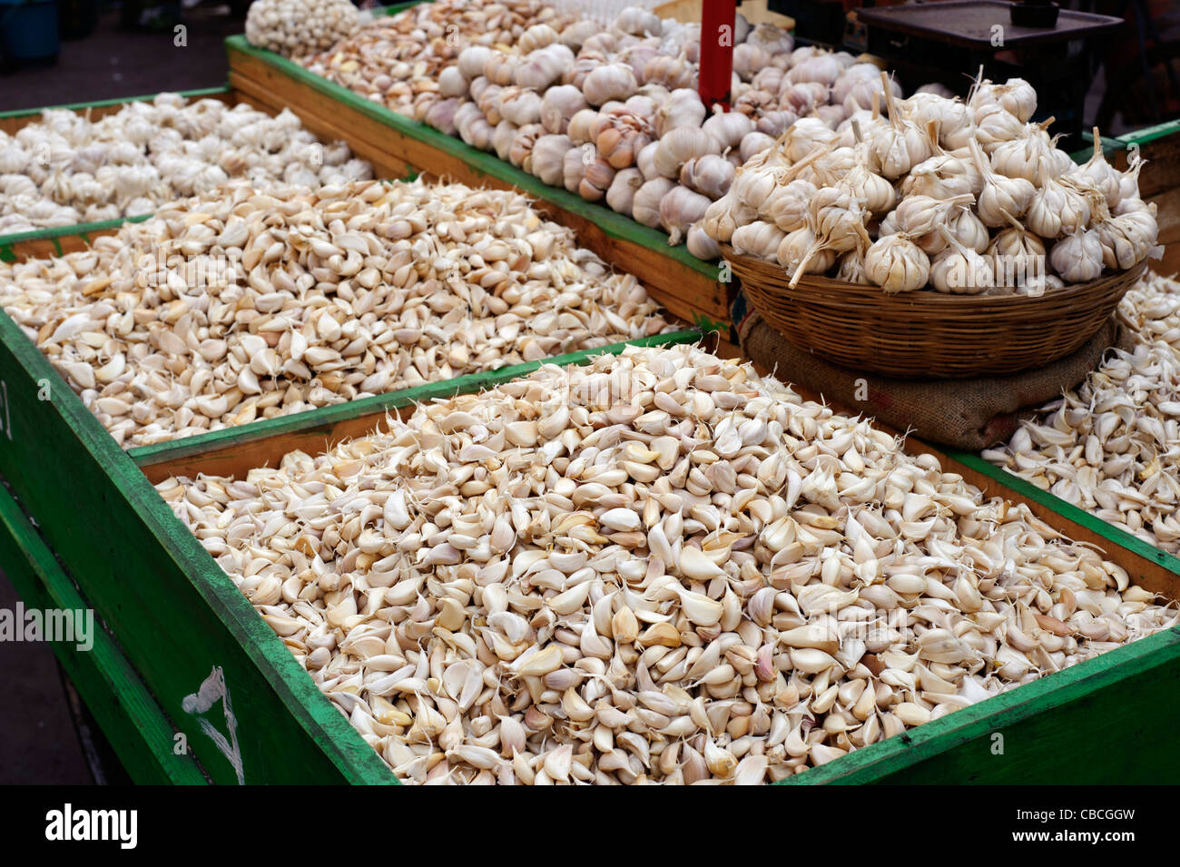 A stall full of garlic at an outdoor market Stock Photo - Alamy