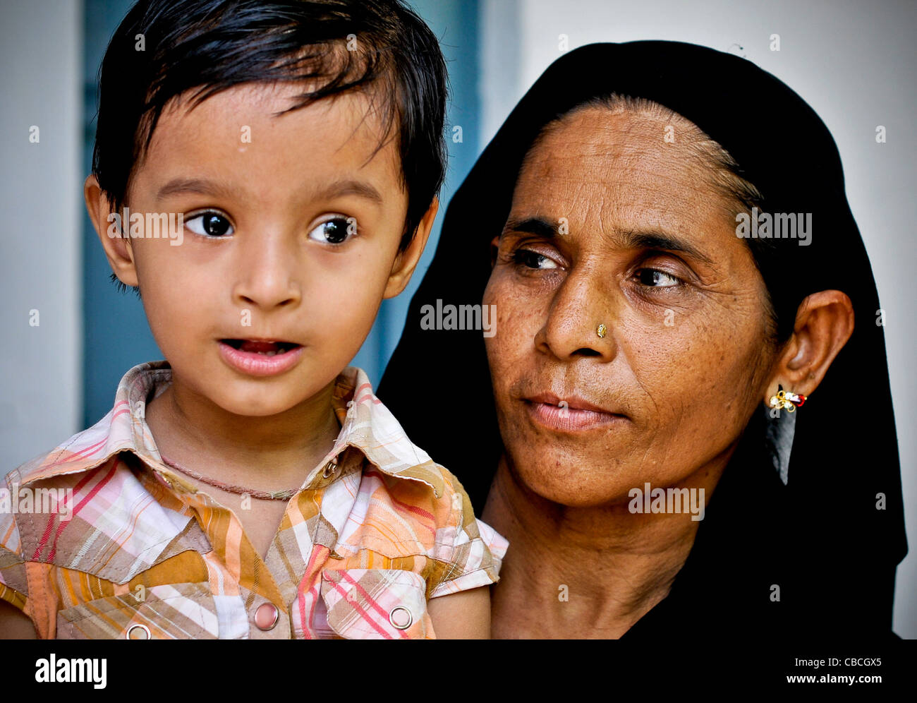 Portraits of poverty stricken Indian children and families in Bhopal ...