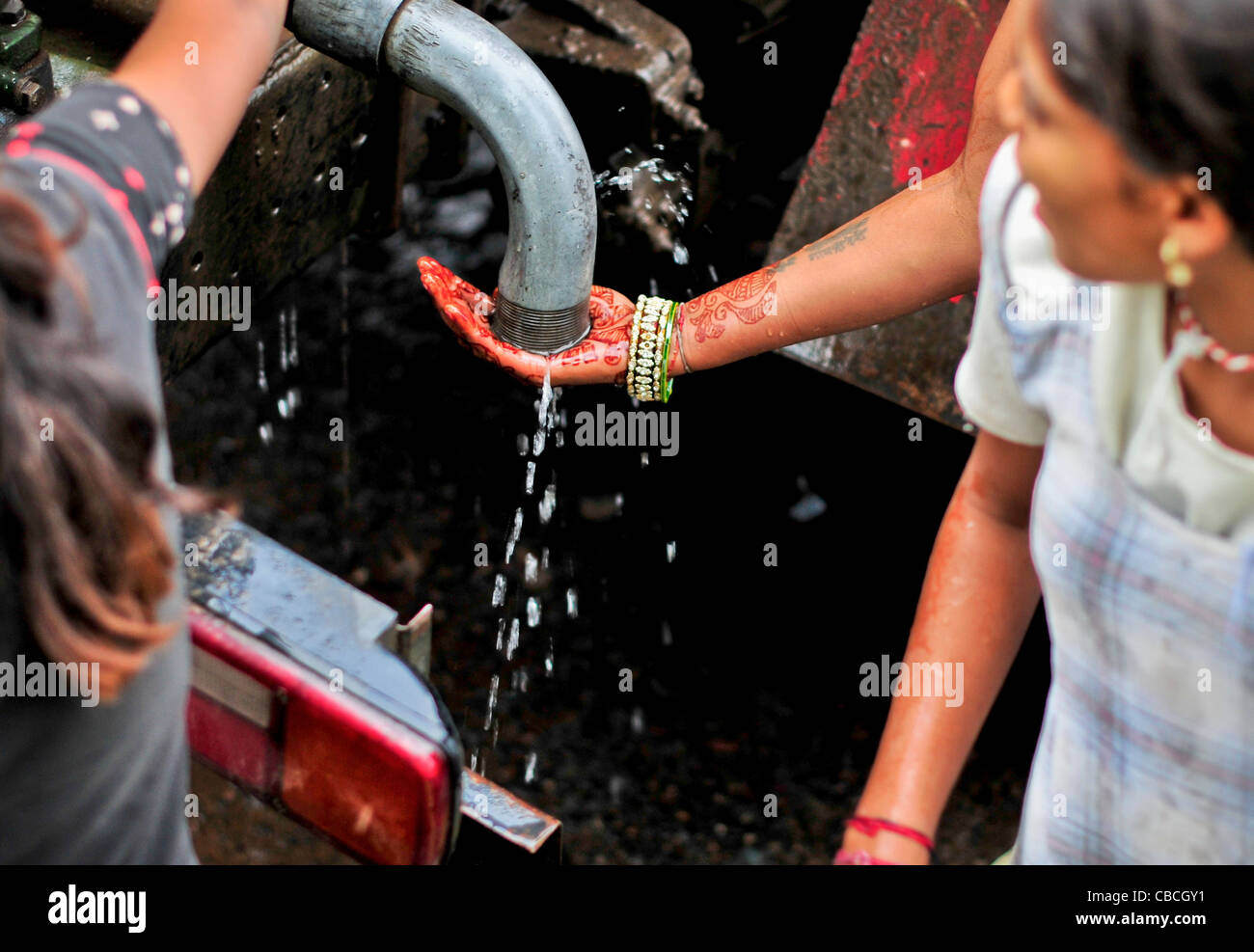 Women and children gather water from pumps in India Stock Photo - Alamy