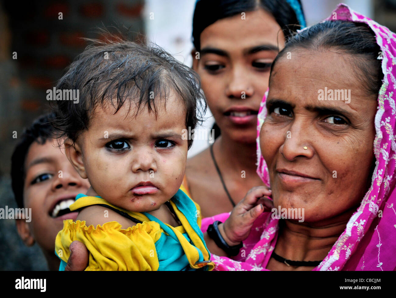 Portraits of poverty stricken Indian children and families in Bhopal ...
