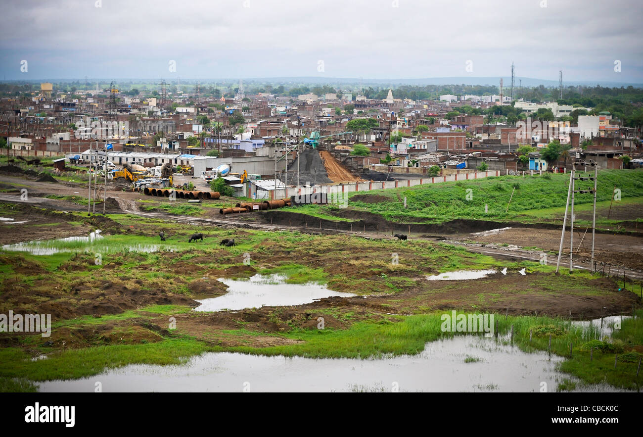 Bhopal slum hi-res stock photography and images - Alamy