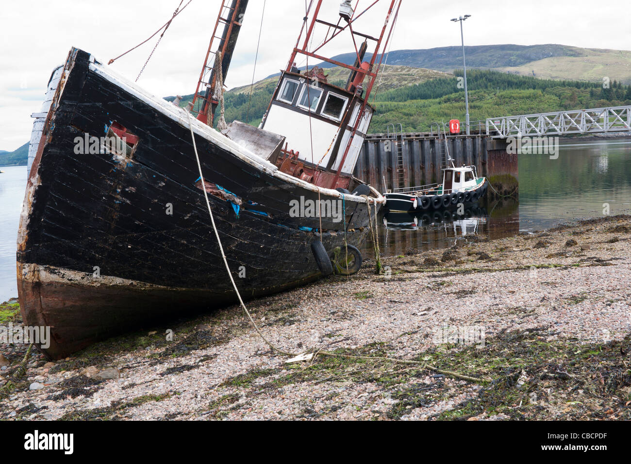 Small boat stranded hi-res stock photography and images - Alamy