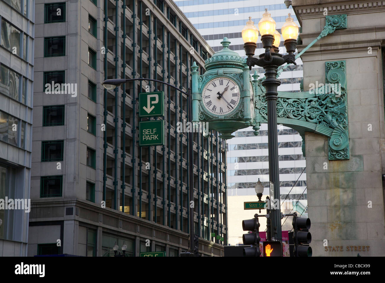 Clock on the corner of Macy's on State Street, State and Randolph ...