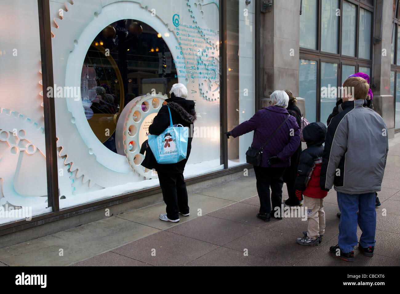 Shoppers looking at Christmas window. Macy's on State Street Chicago ...