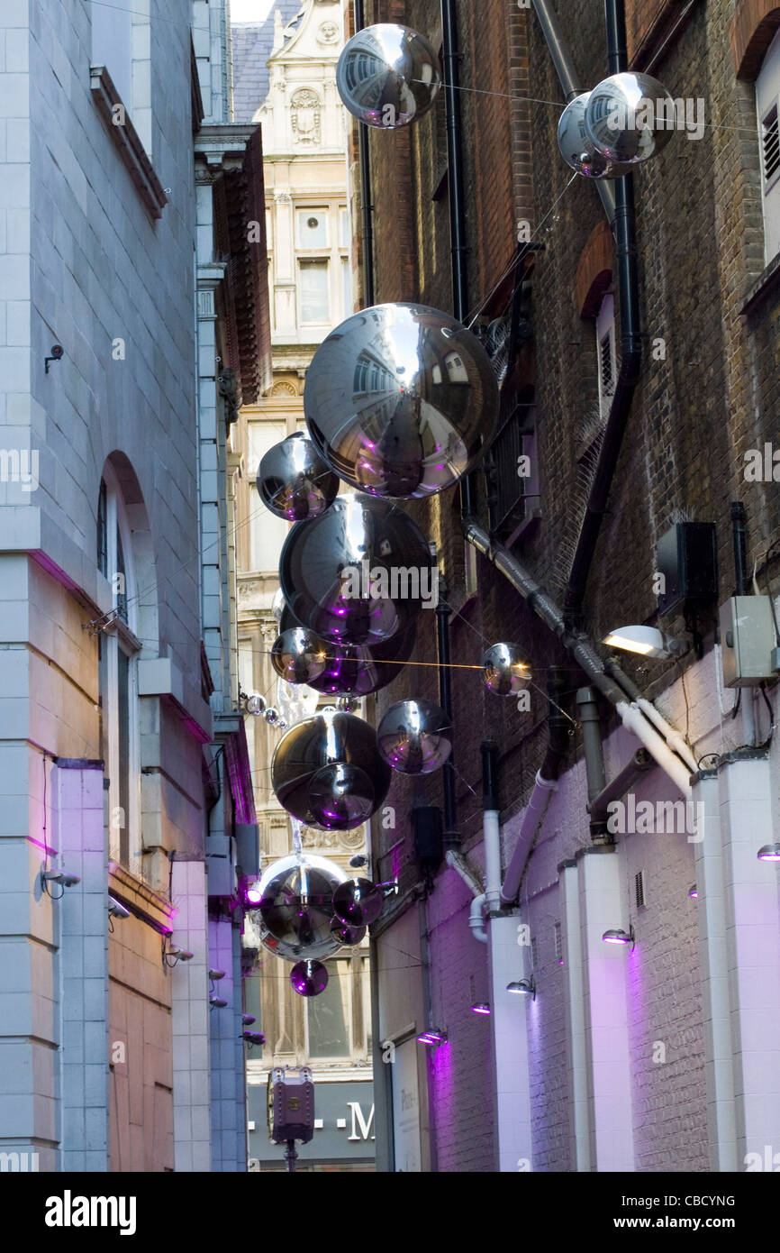 Silver balls statue hi-res stock photography and images - Alamy