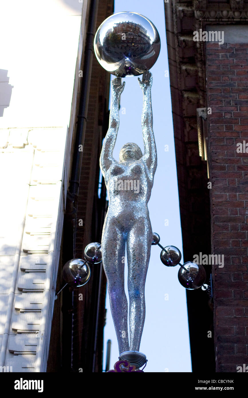 Silver balls statue hi-res stock photography and images - Alamy