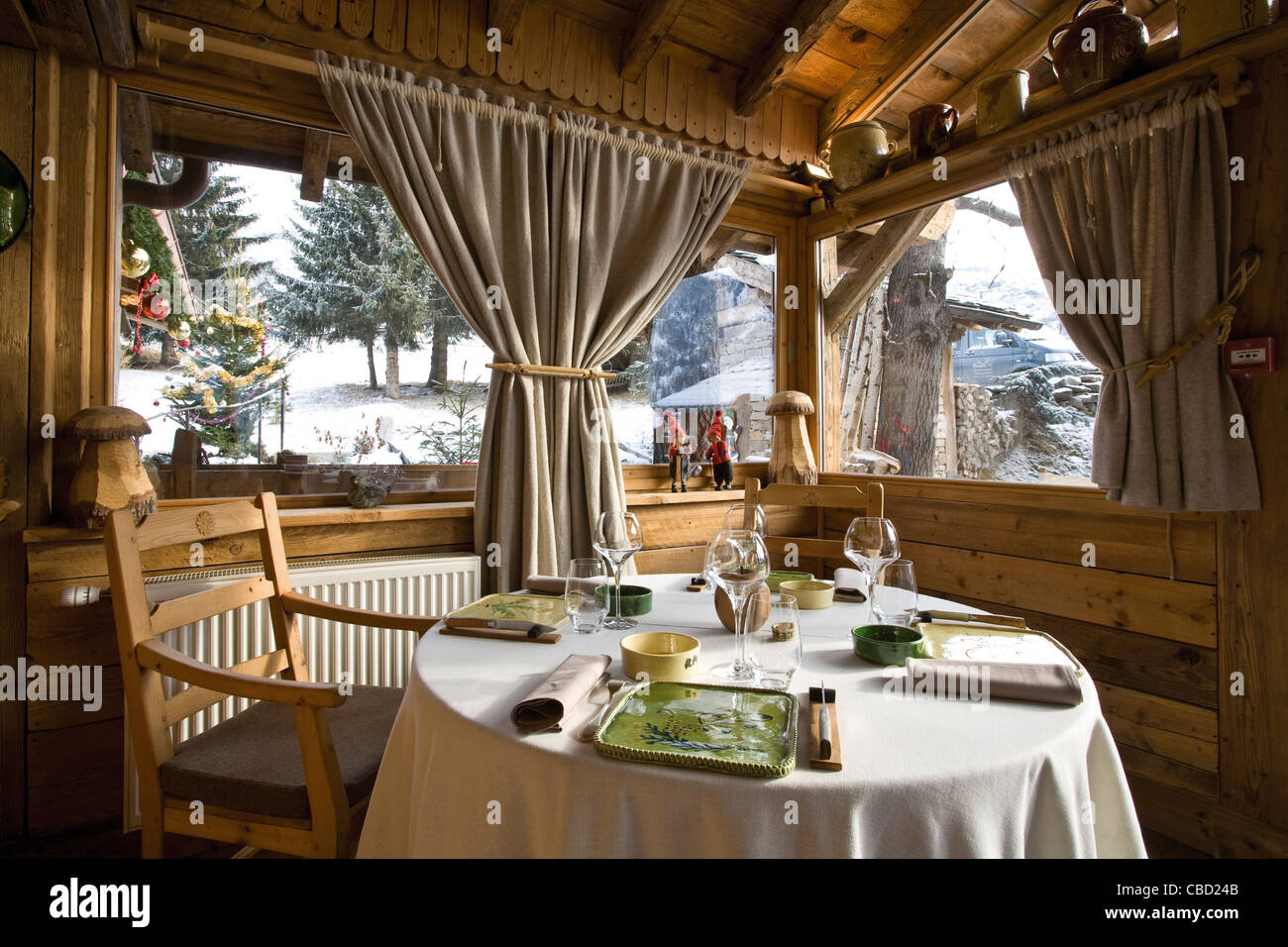 Nicely set table by windows in restaurant Stock Photo - Alamy