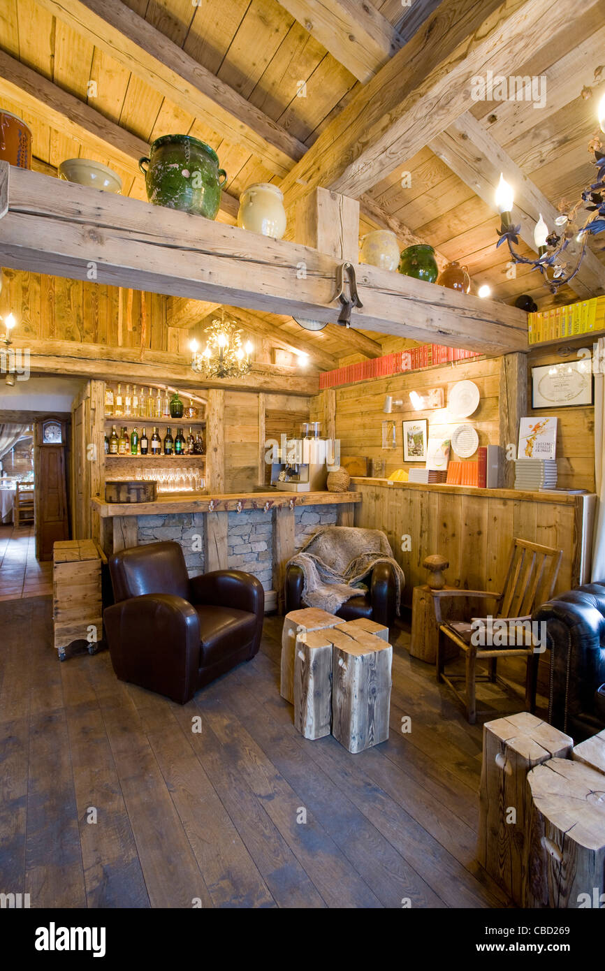 Lounge in chalet Stock Photo - Alamy