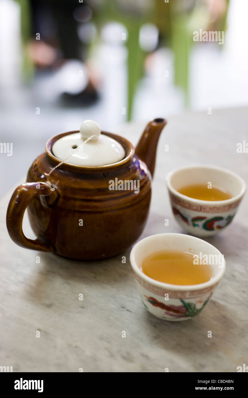 Tea pot and tea cups Stock Photo - Alamy