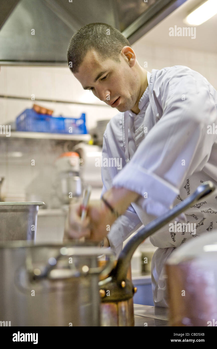 Chef working in commercial kitchen Stock Photo - Alamy