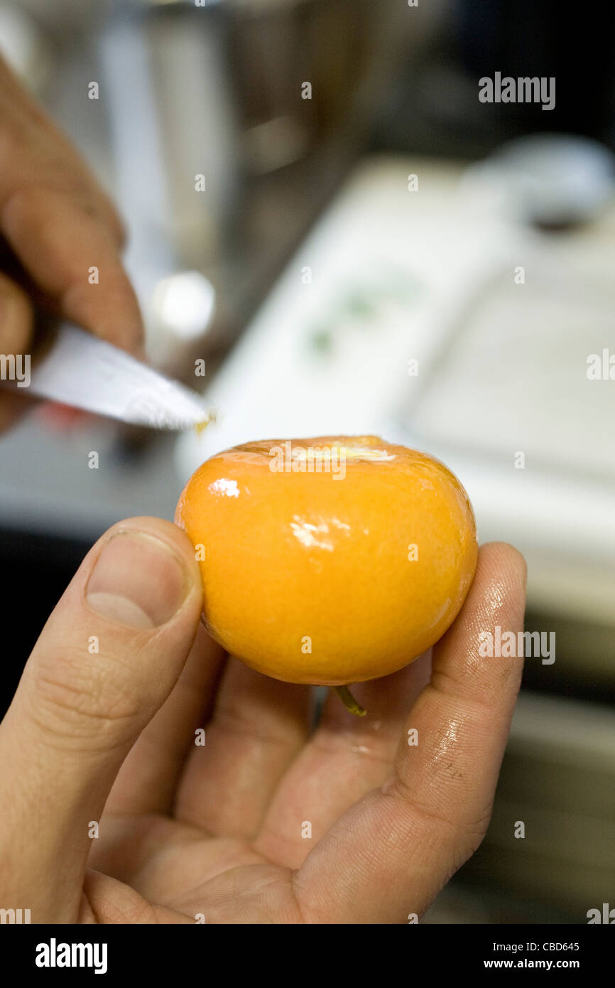 Cutting open mandarin orange Stock Photo - Alamy
