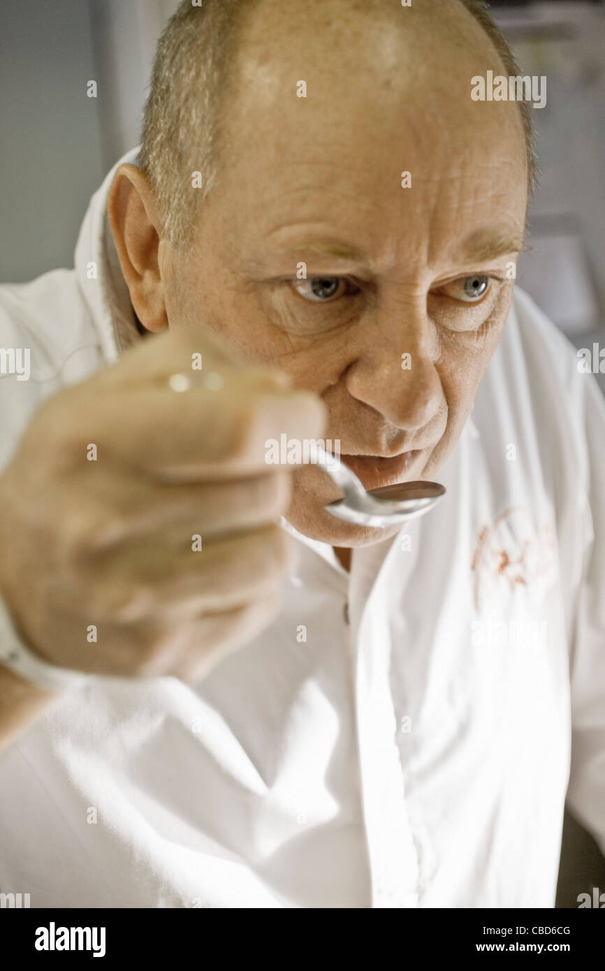 Chef tasting food Stock Photo - Alamy