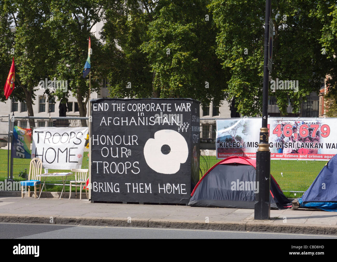 Protesters outside the Houses of Parliament in Parliament Square Stock ...