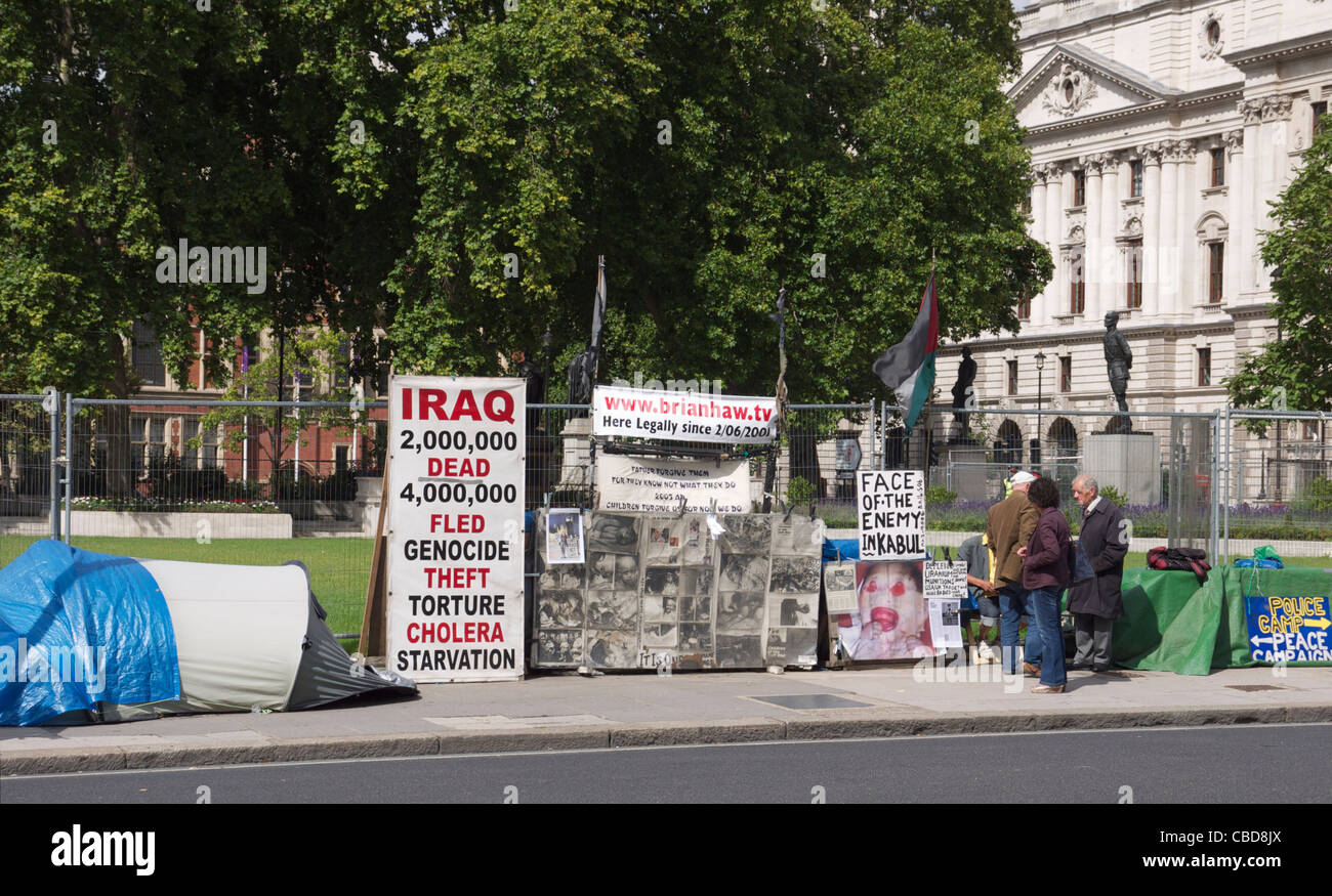 Protesters outside the Houses of Parliament in Parliament Square Stock ...