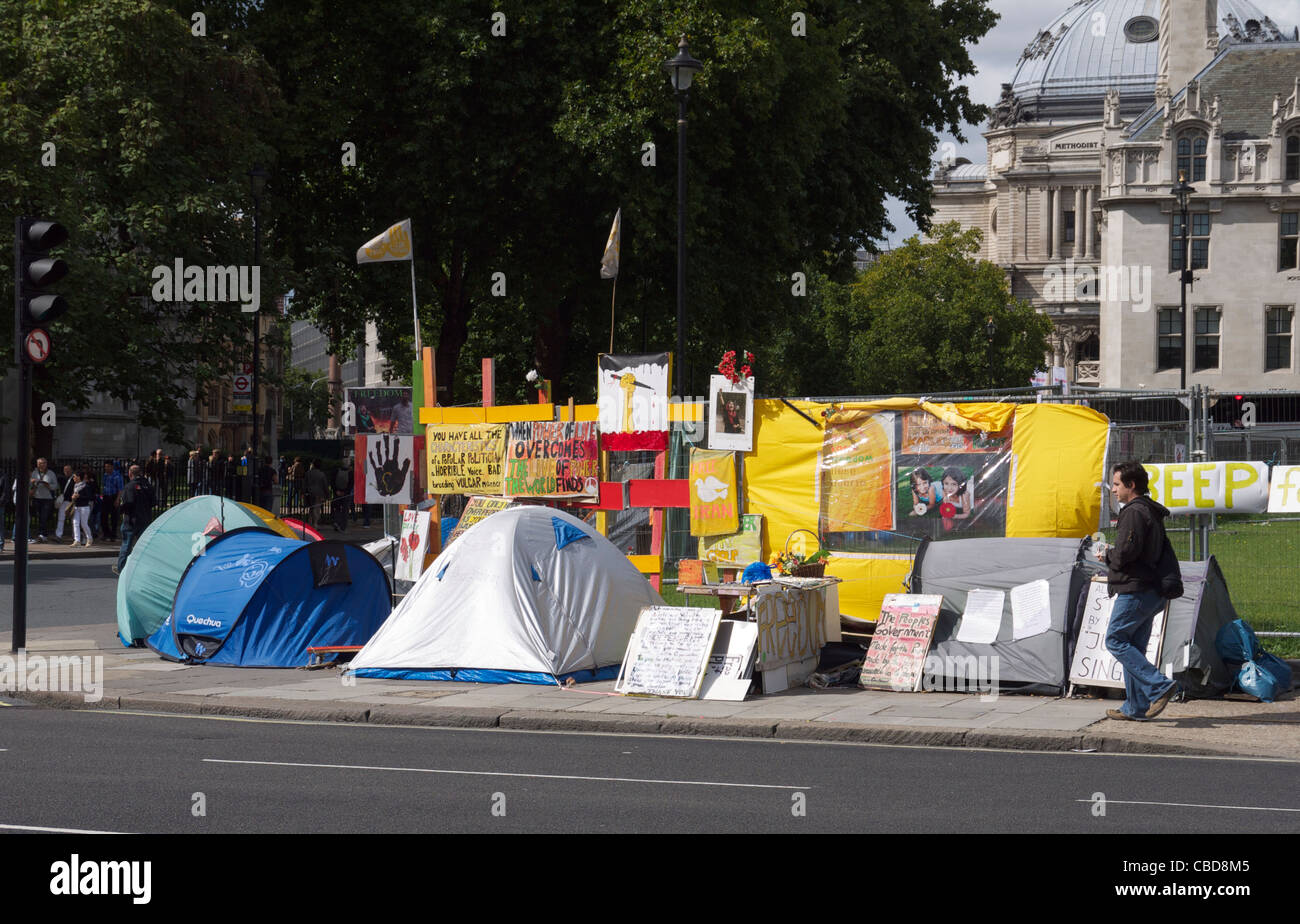 Protesters outside the Houses of Parliament in Parliament Square Stock ...